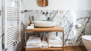 Quarto Duplo, 1 cama queen-size e sofá-cama, não fumadores, casa de banho privativa | Casa de banho | Um polibã, um chuveiro fixo, artigos de higiene ecológicos