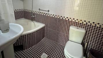 Quarto Duplo ou Twin Clássico, pátio | Casa de banho | Uma banheira, artigos de higiene pessoal grátis, um secador de cabelo