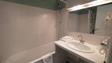 Quarto casal, vista para o rio | Banheiro | Chuveiro/banheira combinados, secador de cabelo, toalhas de banho