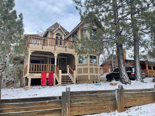 Canyon Castle Mtn Retreat W Hot Tub - Big Bear, CA