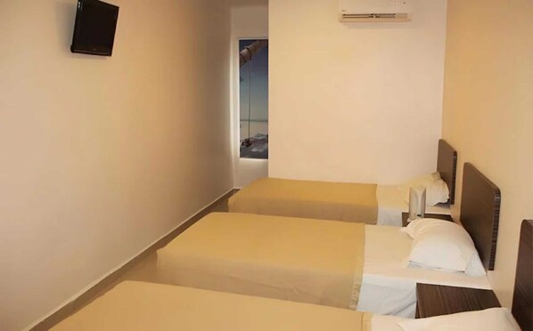 Quarto Triplo Standard | Secretária adequada para computadores portáteis