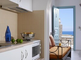 Suite Familiar, varanda, vista para o mar | Cozinha privada | Minifrigorífico, um micro-ondas, um forno, uma placa de cozinha 