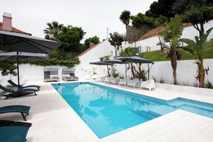 Piscina externa, funciona das 10h às 19h, espreguiçadeiras