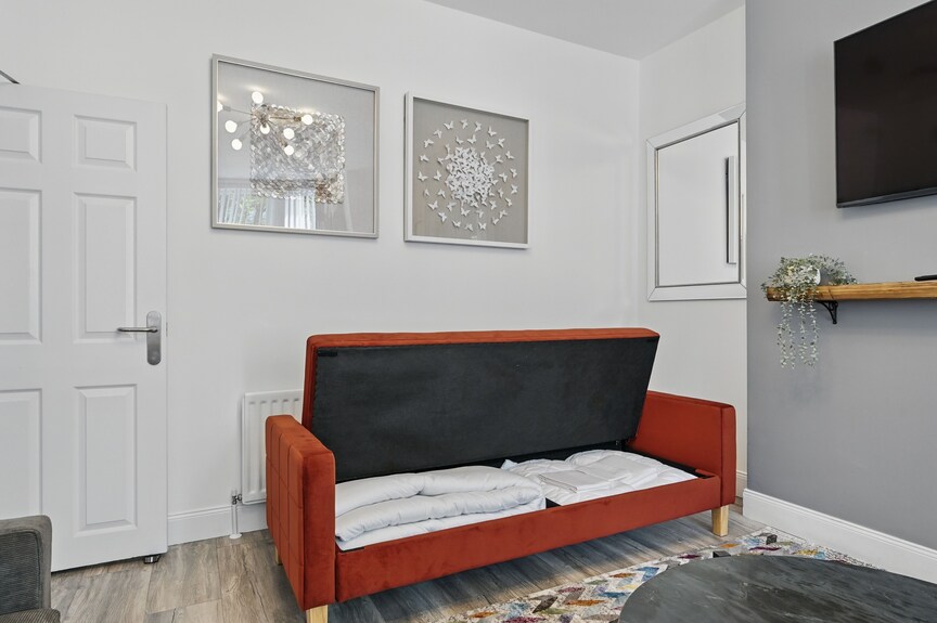 Spacious Victorian Flat Near Queens, Walk To City By Staybynumbers - Crusaders FC