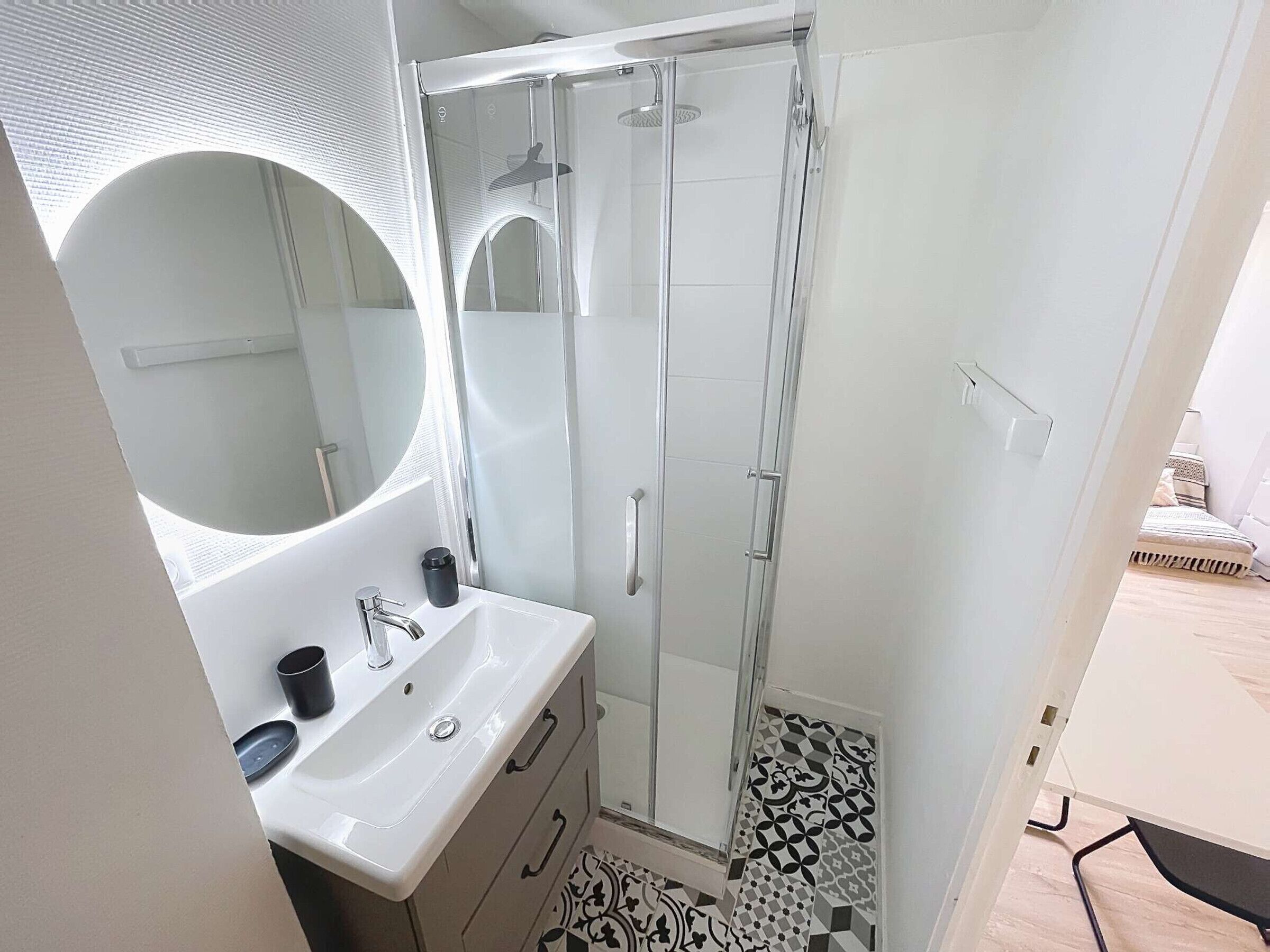 Charming Newly Renovated Studio With Terrace - Pets Allowed, Free Wi-fi - Granville