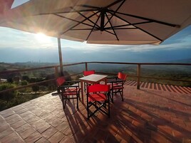 Suíte luxo, vista para a montanha | Ferros/tábuas de passar roupa, Wi-Fi de cortesia, roupa de cama