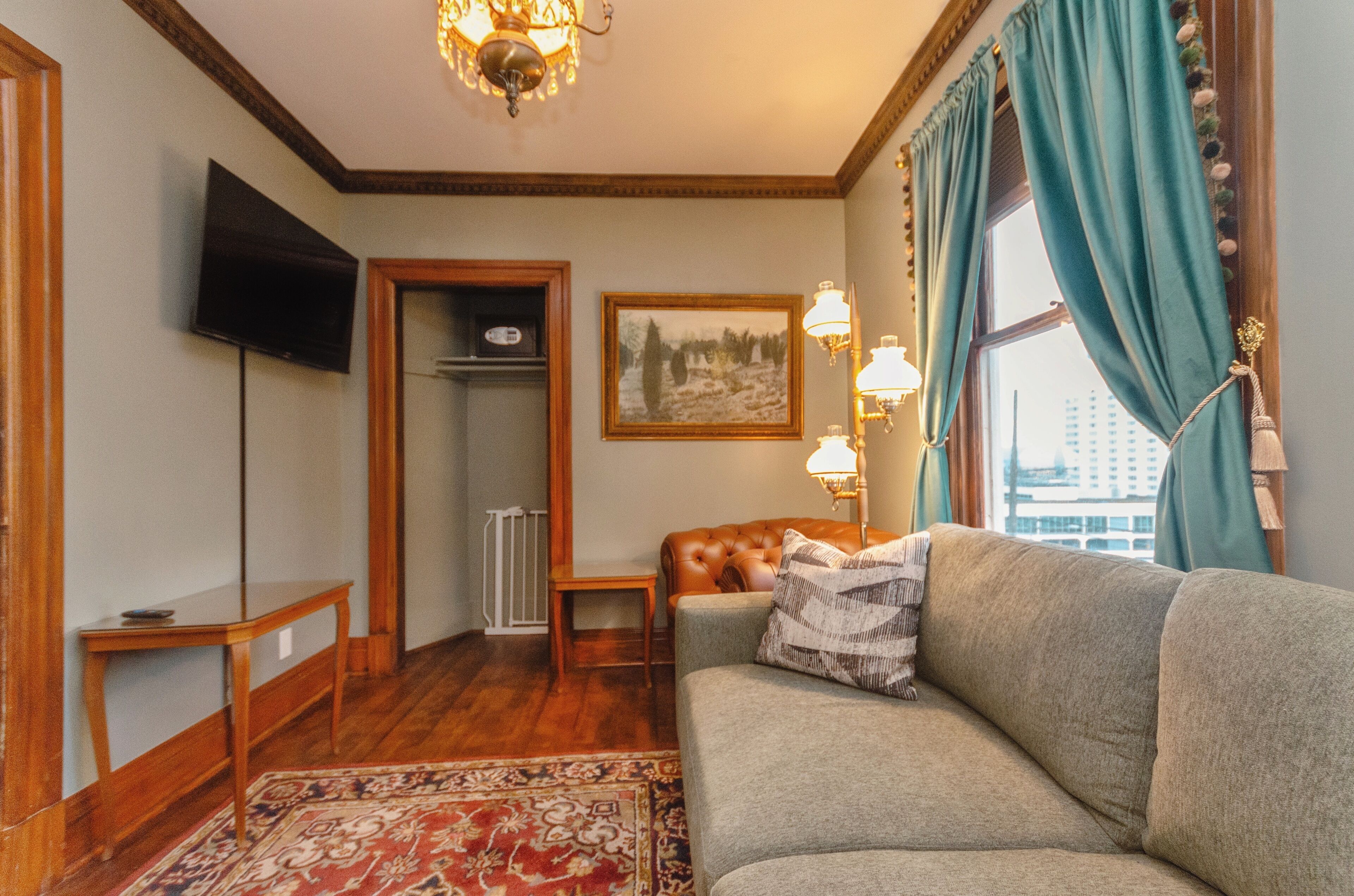 Charming 1901 Victorian Gem - 2br Urban Escape Ac Apartment In Downtown Tacoma - Tacoma, WA