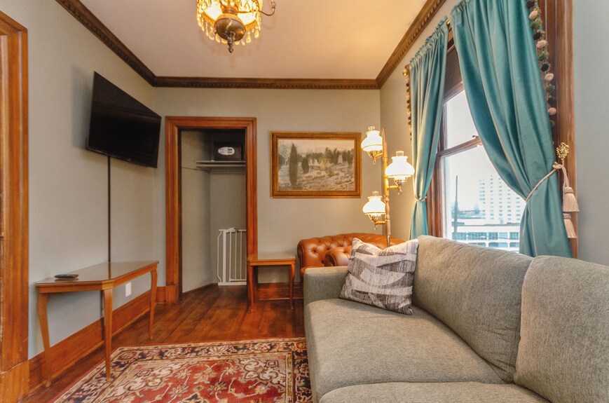 Charming 1901 Victorian Gem - 2br Urban Escape Ac Apartment In Downtown Tacoma - Tacoma, WA