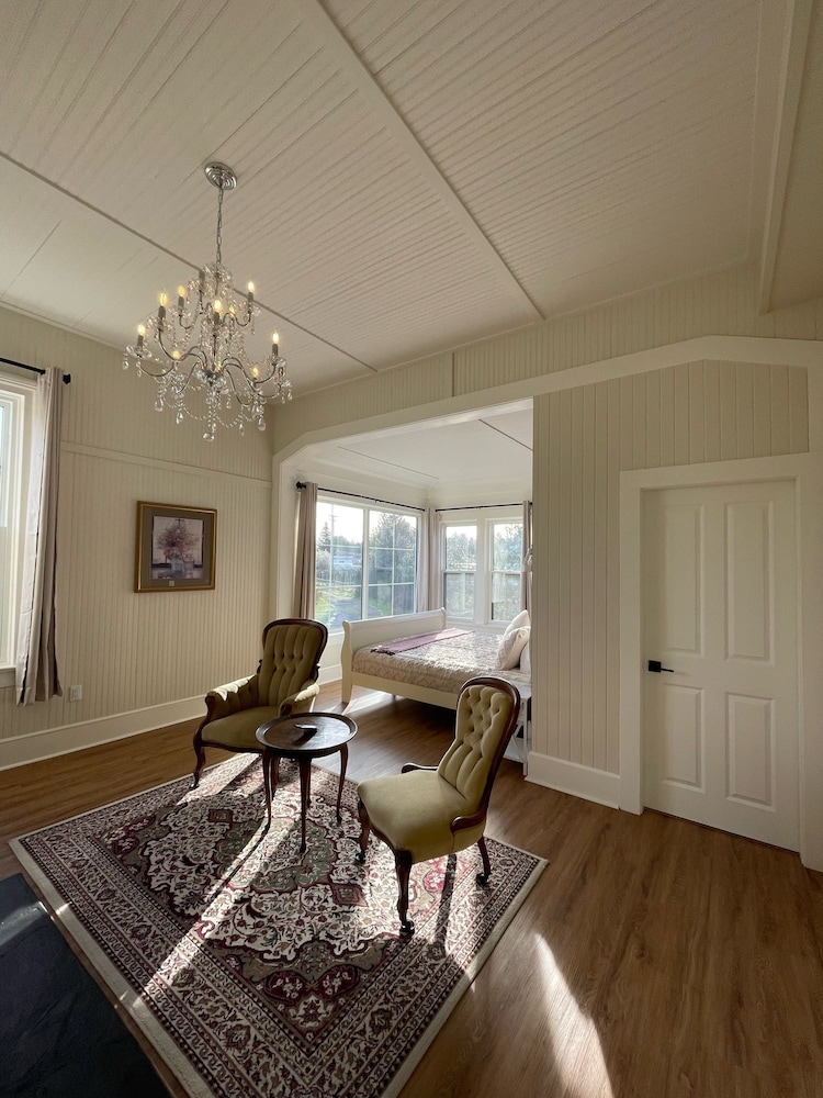 Woodside Farm Country Inn - Sooke