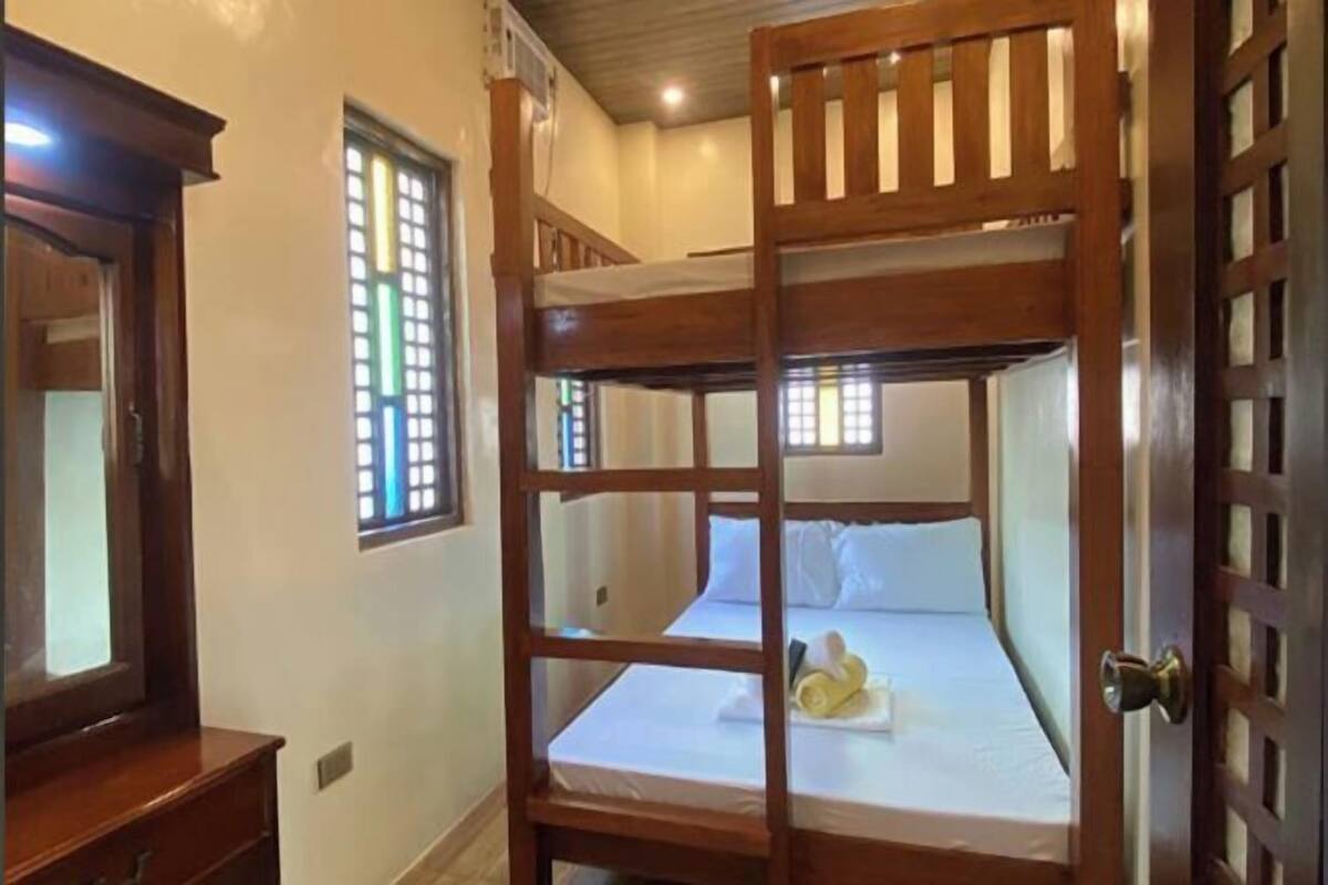 Secretária, quartos insonorizados, Wi-fi grátis