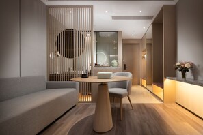 Quarto casal luxo | Área de estar | TV 50 polegadas com canais a cabo, serviços de streaming