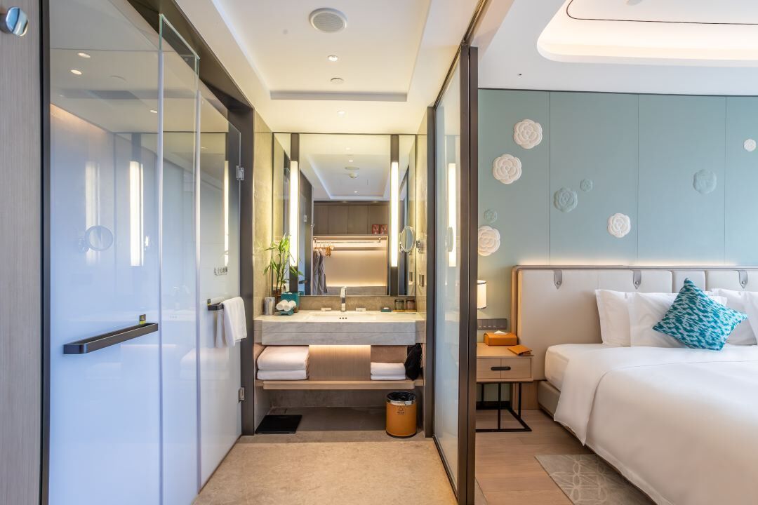 Quarto Signature | Roupa de alta qualidade, edredões de penas, minibar com produtos grátis 