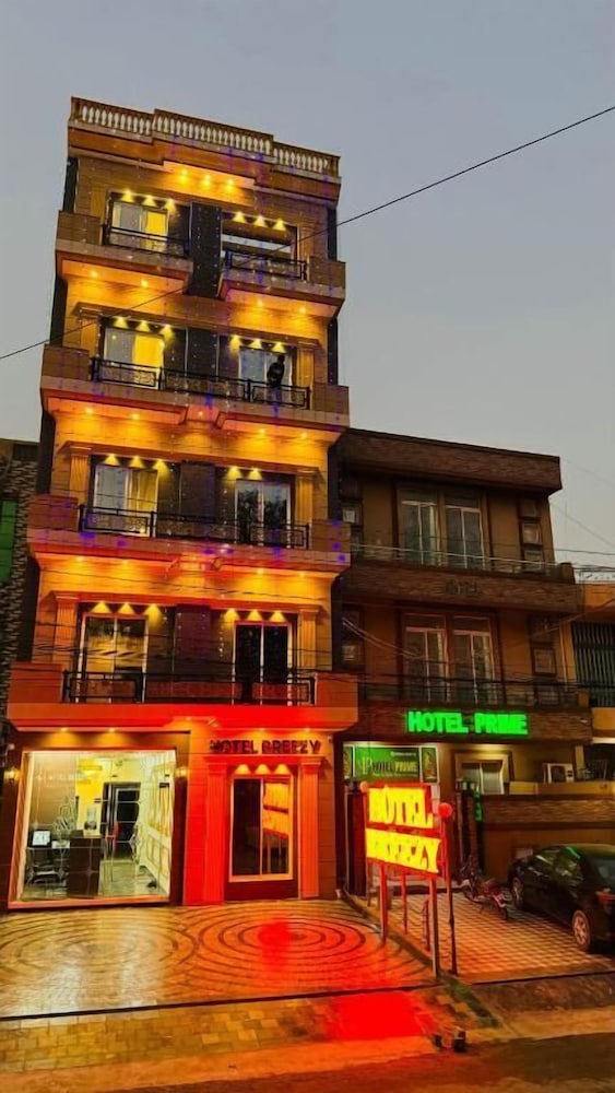Hotel Breezy - Lahore