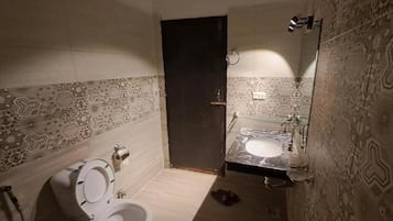 Quarto Duplo Deluxe | Casa de banho | Um polibã, chinelos, toalhas fornecidas, sabão