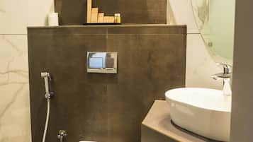 Quarto Duplo Standard | Casa de banho | Um polibã, artigos de higiene pessoal grátis, um secador de cabelo