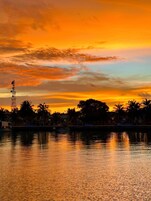 Perto da praia, areia branca, barracas de praia de cortesia