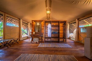 Suite Deluxe, vista para o parque | Casa de banho | Um polibã, roupões, chinelos, toalhas fornecidas 