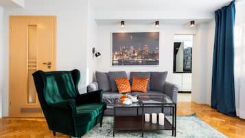 Apartamento Comfort, varanda, Vista para a cidade | Sala de estar | Smart TV de 50 polegadas com canais digitais, Netflix
