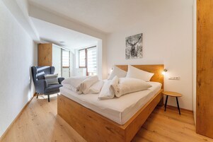 Apartamento Comfort, 1 cama queen-size e sofá-cama, pátio, vista para a montanha | Secretária adequada para computadores portáteis, ferro/tábua de engomar 