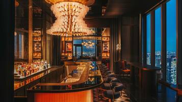 2 bares/lounges