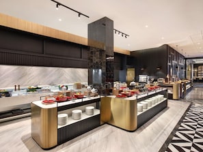 Pequenos-almoços, almoços, jantares servidos, cozinha internacional