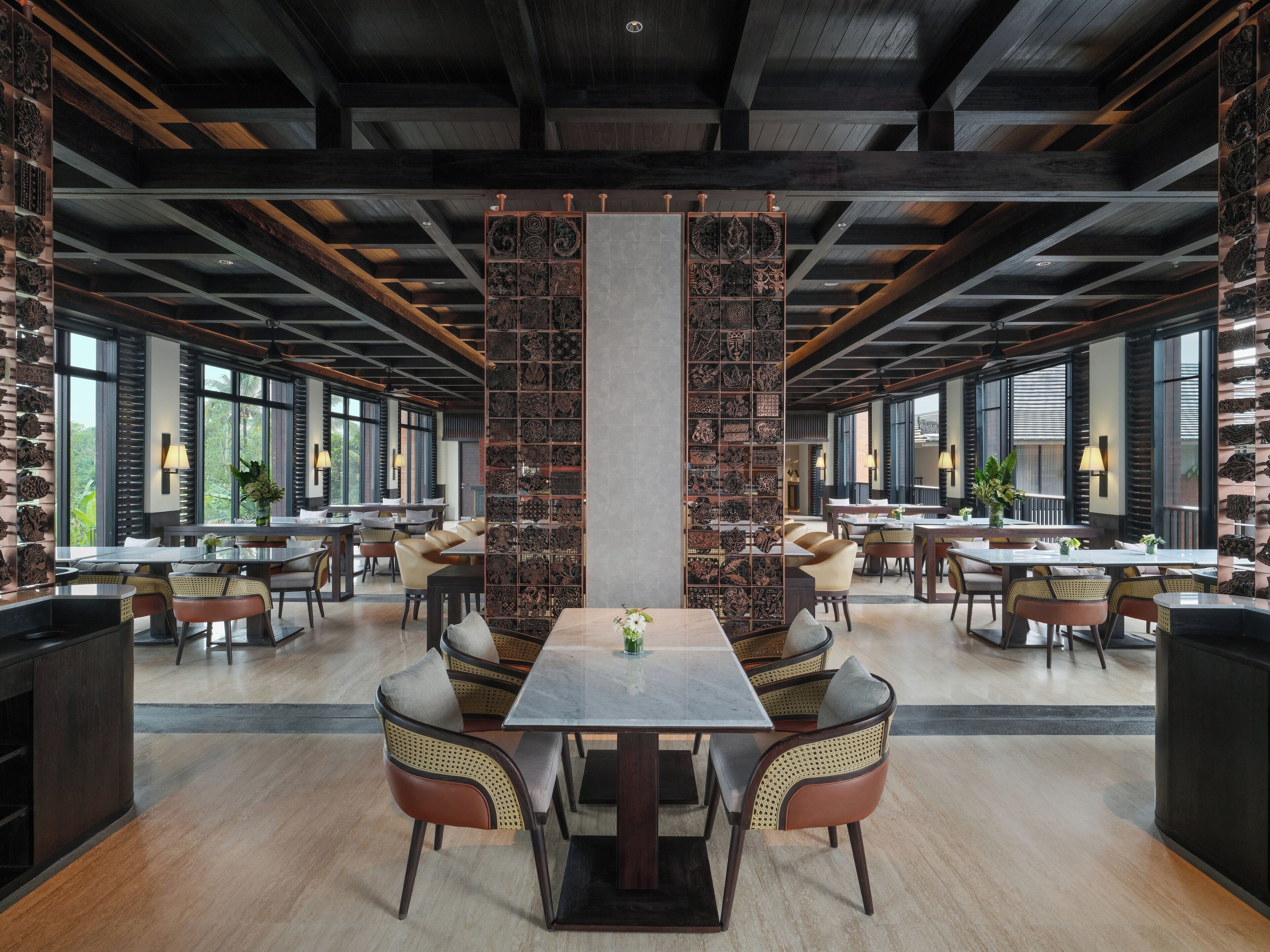 2 restaurantes: servem pequenos-almoços, almoços, jantares e brunches