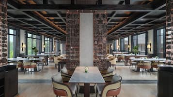 2 restaurantes: servem pequenos-almoços, almoços, jantares e brunches