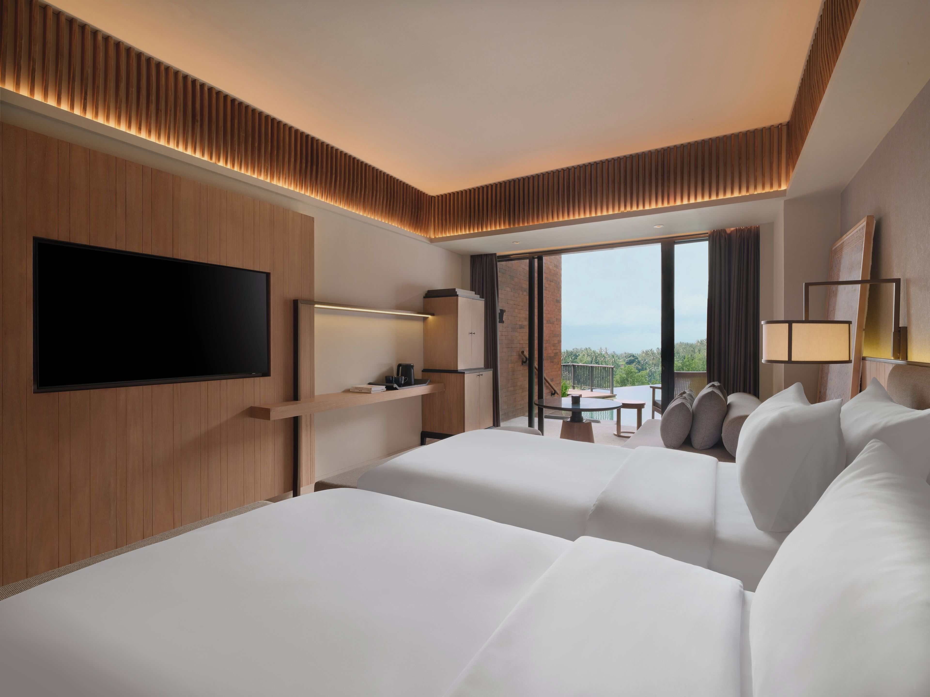 Superior room, balcony and pool view - 2 single beds | Cofre com capacidade para portátil, secretária 