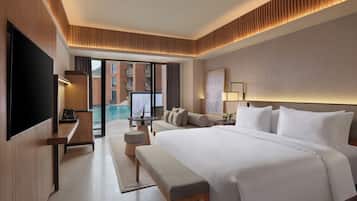 Superior room, balcony and pool view - 1 king bed | Cofres nos quartos, escrivaninha, cortinas blackout