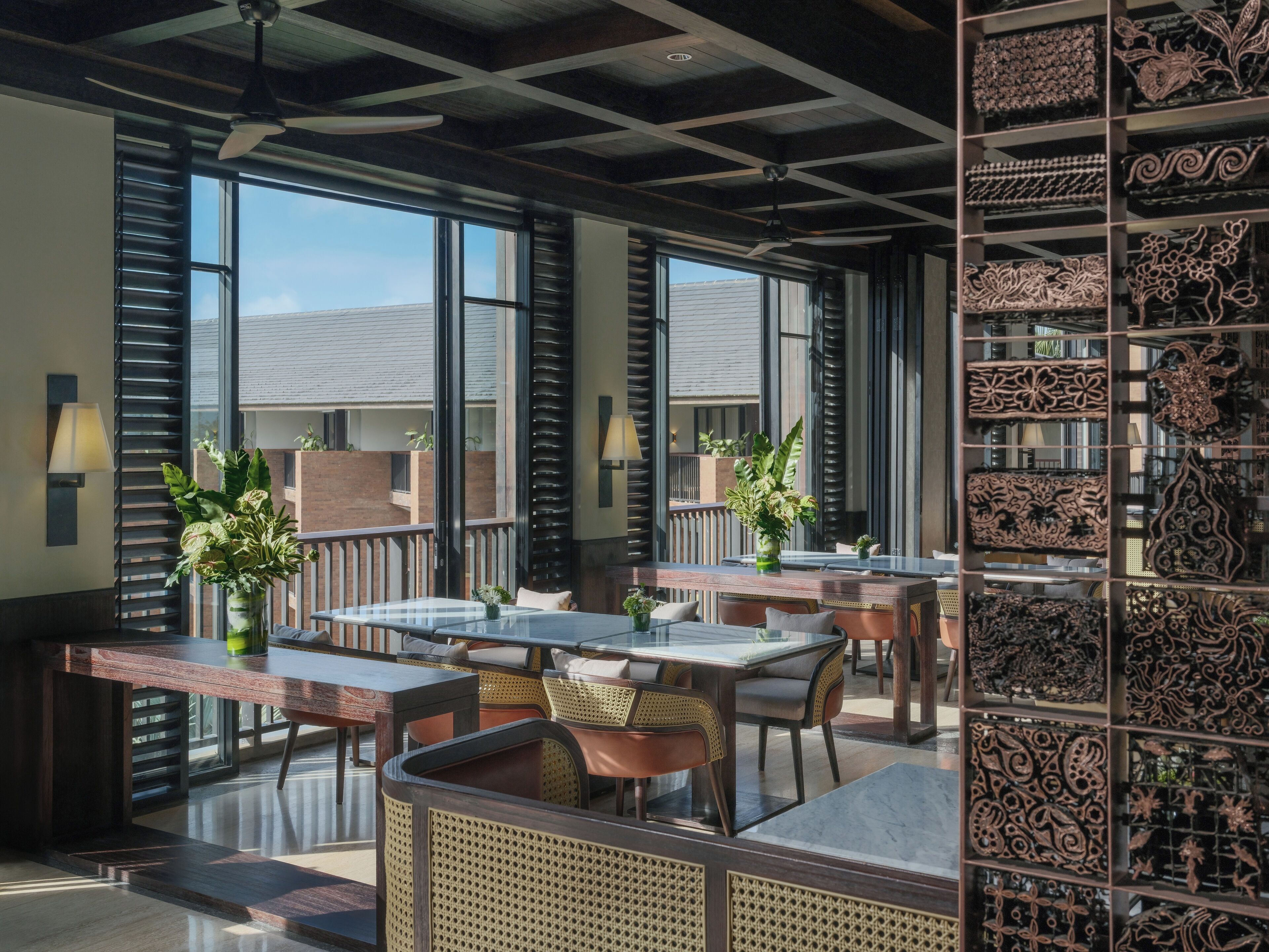 2 restaurantes: servem pequenos-almoços, almoços, jantares e brunches