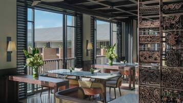 2 restaurantes: servem pequenos-almoços, almoços, jantares e brunches