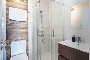 Apartamento, 1 cama de casal e sofá-cama, sacada, vista para a cidade | Banheiro | Produtos de toalete grátis, secador de cabelo, toalhas de banho 