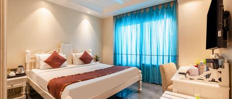 Quarto Duplo ou Twin Deluxe | Cofre no quarto, secretária, cortinas/cortinados opacos