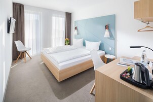 Quarto casal conforto, vista para o jardim | Escrivaninha, espaço de trabalho para notebook, quartos à prova de som