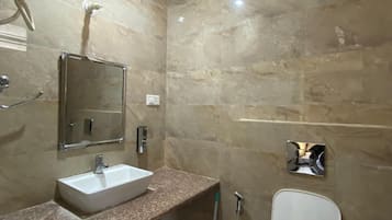 Quarto Familiar, 2 quartos, varanda, vista para a montanha | Casa de banho | Artigos de higiene pessoal grátis, toalhas fornecidas, sabão, champô