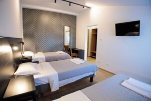 Quarto triplo | Escrivaninha, espaço de trabalho para notebook, cortinas blackout