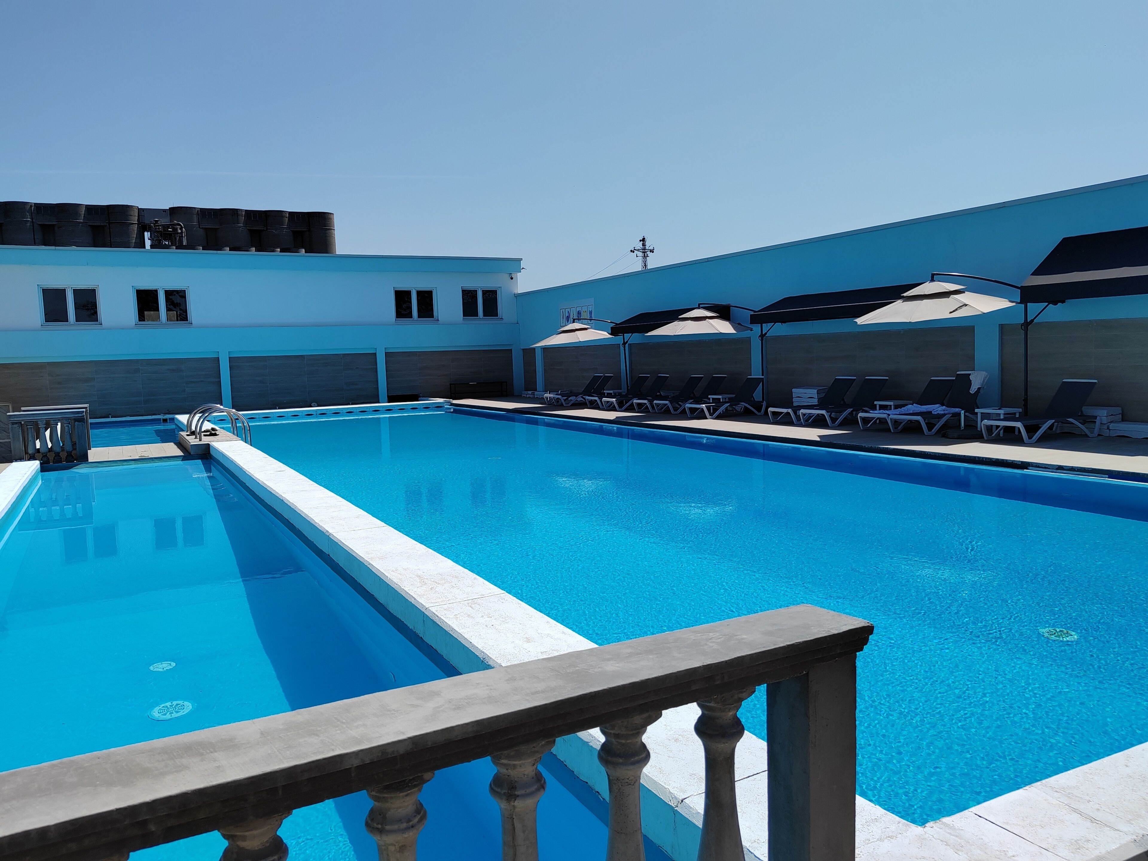 2 piscinas internas, piscina externa sazonal, guarda-sóis