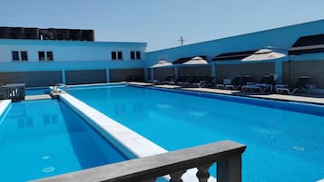 2 piscinas internas, piscina externa sazonal, guarda-sóis