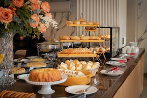 Café da manhã com buffet grátis todos os dias
