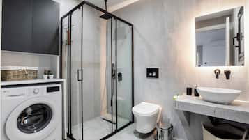 Quarto casal luxo, 1 quarto, sacada, vista para a cidade | Banheiro | Produtos de toalete grátis, secador de cabelo, toalhas de banho