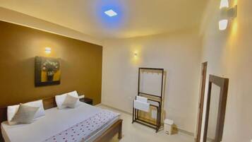 Quarto Duplo Deluxe, vista para o jardim | Secretária, secretária adequada para computadores portáteis