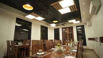 Café da manhã com buffet todos os dias (INR 200 por pessoa)
