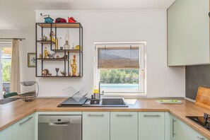 Um frigorífico, um micro-ondas, um forno, uma placa de cozinha 