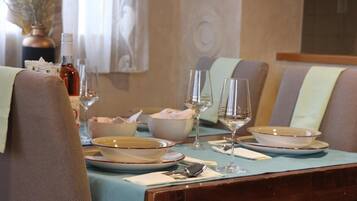 Apartamento, 2 quartos, acessível, para fumantes | Sala de jantar
