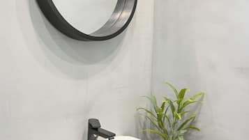 Um polibã, um secador de cabelo (mediante pedido), toalhas fornecidas