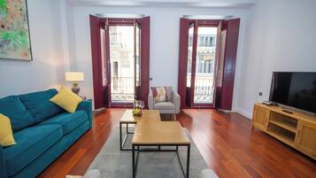 Apartamento superior, 1 quarto, terraço | Área de estar | TV de tela plana