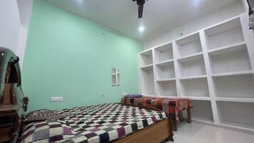 Quarto Standard, 1 quarto | Secretária adequada para computadores portáteis, ferro/tábua de engomar