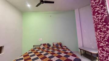 Quarto Económico, 3 quartos | Secretária adequada para computadores portáteis, ferro/tábua de engomar