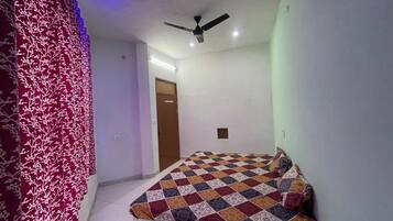 Quarto Económico, 3 quartos | Secretária adequada para computadores portáteis, ferro/tábua de engomar