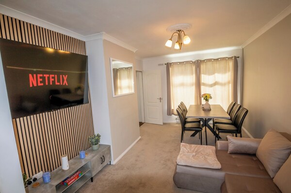 3 Bed Home - Sleeps 8 - Stoke City Fc - Parking - Stoke-on-Trent